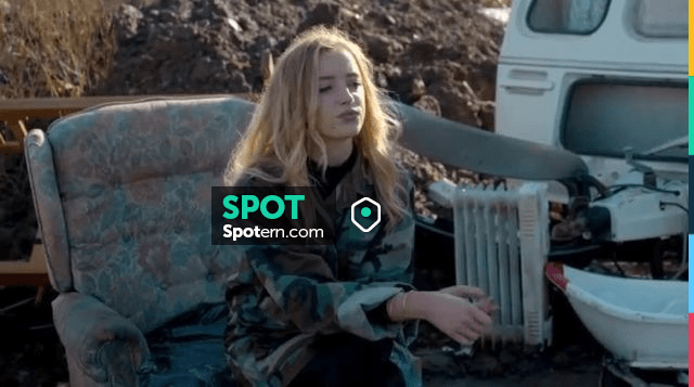 The jacket camouflage military Lotti Mott (Phoebe Dynevor) in Snatch ...