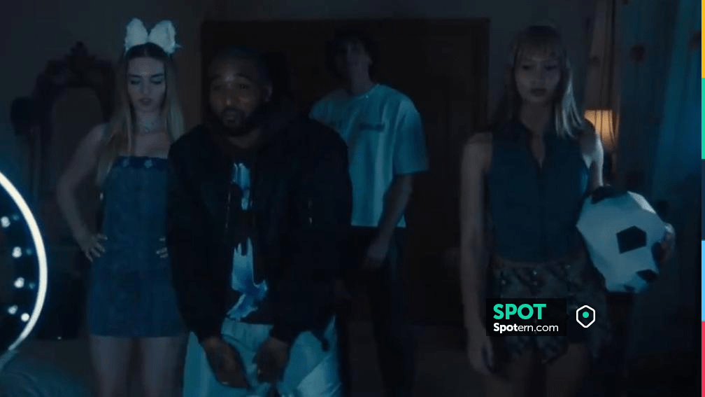 Jupe à panneaux AVAVAV portée par Grace (Imogen Faires) telle que vue ...