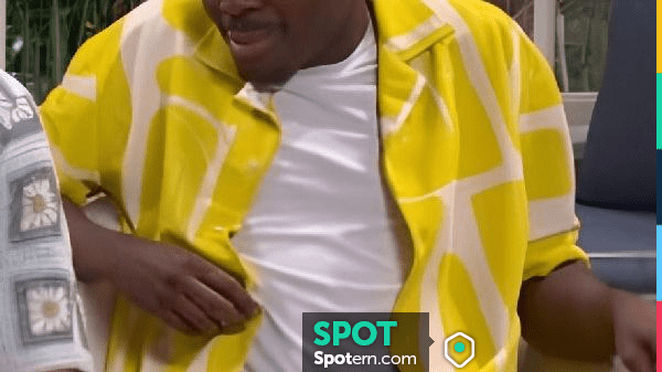 Camiseta amarilla estampada que lleva (Kam Patterson) en Saturday Night ...