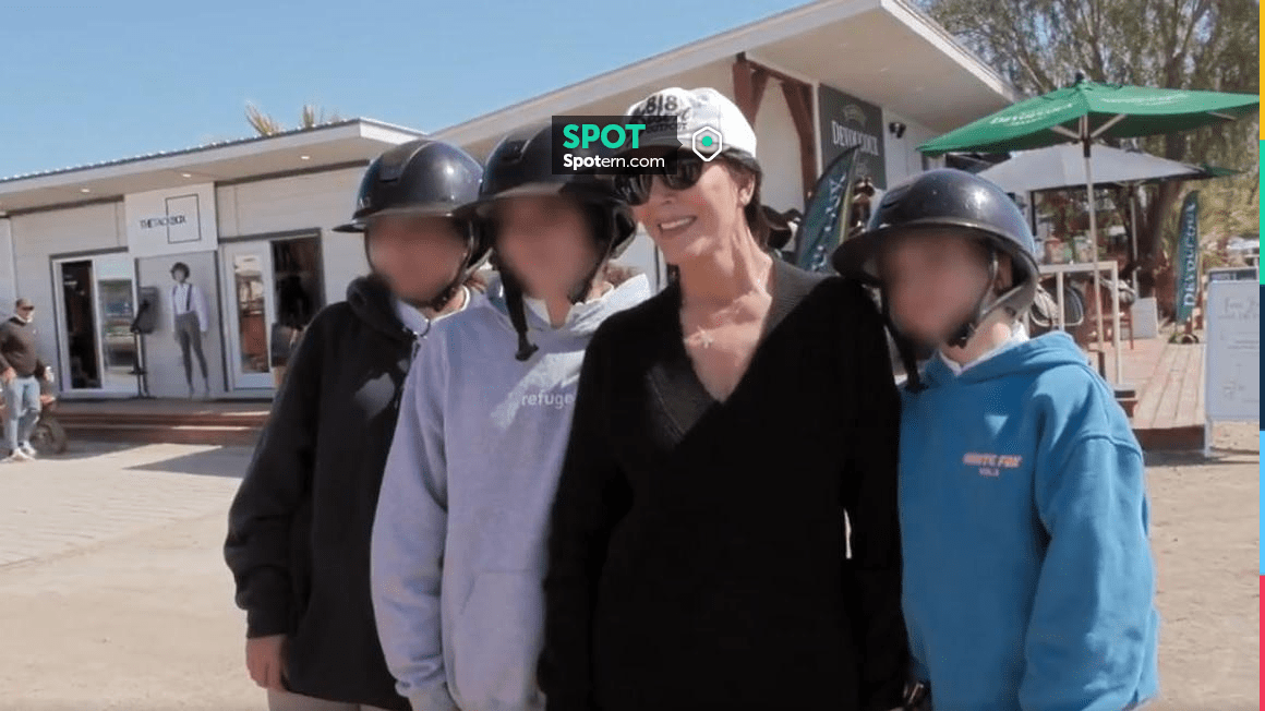 818 White Hat porté par Kris Jenner tel que vu dans The Kardashians ...