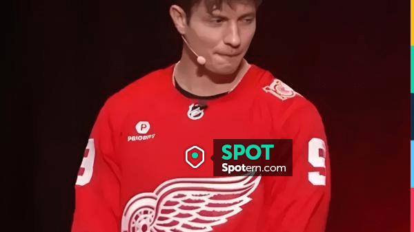 Matt Rife’s Golden Tour in Detroit Red Wings Jersey in MATT RIFE “STAY ...