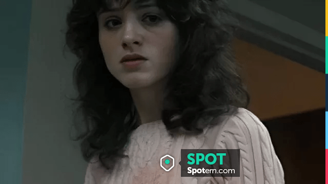 Stranger Things S05 Natalia Dyer Pull rose tricoté porté par Nancy ...