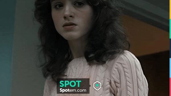 Stranger Things S5 Natalia Dyer Pull rose tricoté porté par Nancy ...