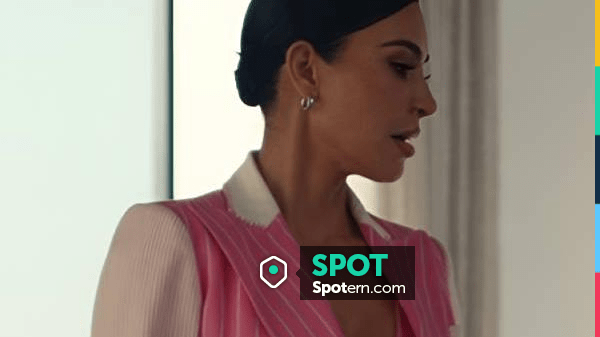 All’s Fair S1 Kim Kardashian Blazer Pinstripe rose porté par Allura Grant (Kim Kardashian) dans ...
