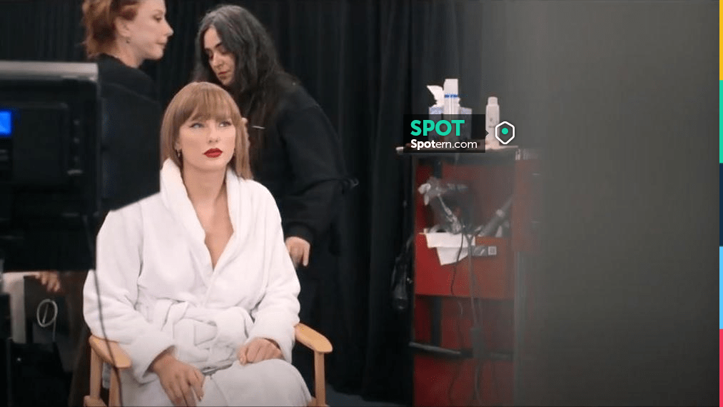 Shampoing sec Klorane porté par Taylor Swift tel que vu dans Taylor ...