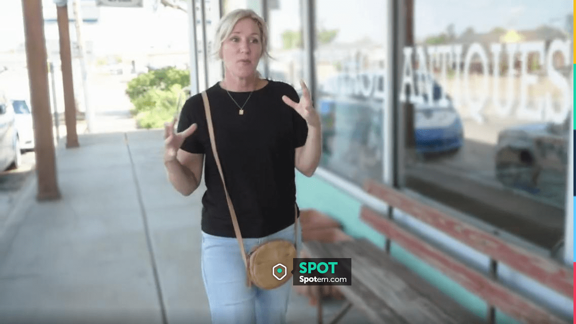 Baggu Circle Crossbody Bag worn by Jenny Marrs as seen in Fixer to ...