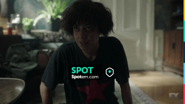 The black t-shirt with red star Lenny Busker (Aubrey Plaza) in Legion ...