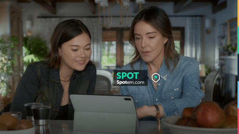 Collier Jennifer Meyer LA porté par Liz (Christa Miller) comme on le ...