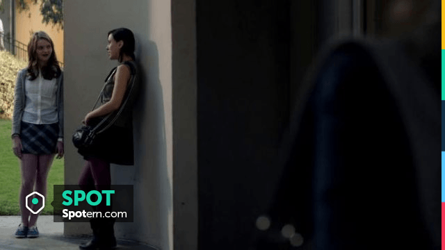 Las zapatillas azules de Bridget Donovan (Kerris Dorsey) en Ray Donovan ...