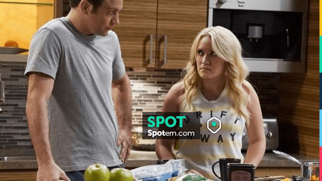 Le top "Drift Away" de Gabi (Emily Osment) dans Young & Hungry S4E10 ...