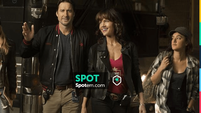 Tshirt col V Lone Star de Shelli (Carla Gugino) dans Roadies | Spotern