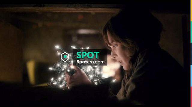 The Christmas garland light by Joyce Byers (Winona Ryder) in Stranger ...