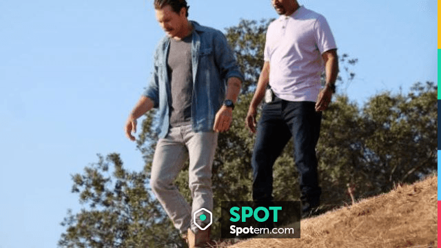 The boots of Martin Riggs (Clayne Crawford) in the lethal Weapon S01E04 ...