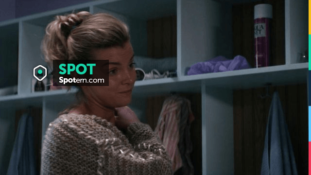 La lotion Oil of Olay de Debbie Eagan (Betty Gilpin) dans Glow S01E01 ...