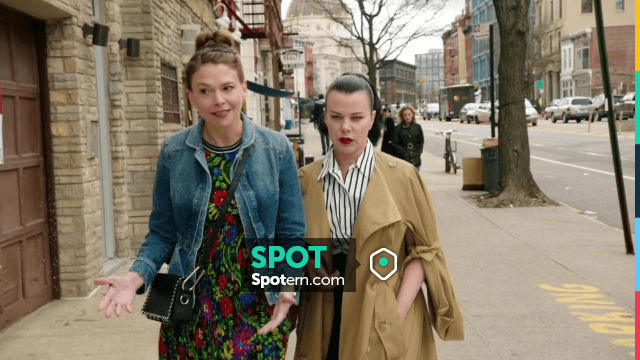 The trenchcoat Maggie (Debi Mazar) in Younger S04E02 | Spotern
