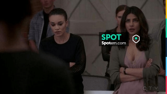 The collar of Alex Parrish (Priyanka Chopra) in Quantico (S2E6) | Spotern