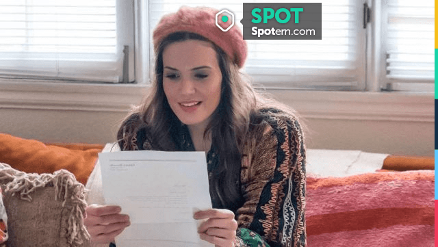 The beret pink fur Rebecca Pearson (Mandy Moore) in This is us | Spotern