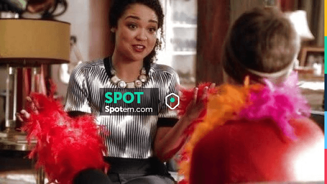 The crop top of Beth Kingston in Chasing Life S02E05 | Spotern