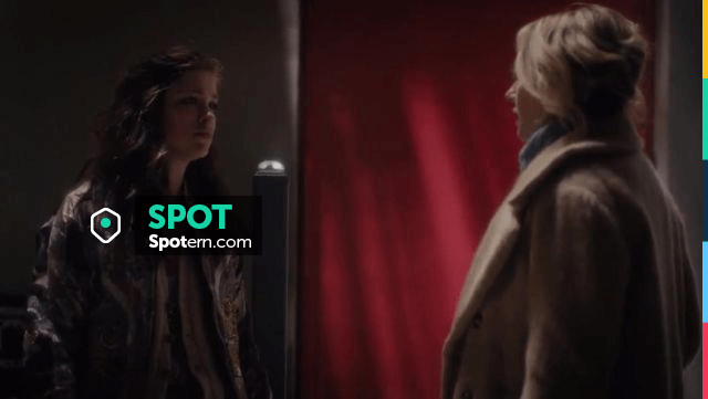 Chaqueta estampada azul Tigers Zara de Sidney Pierce (Sophie Cookson ...