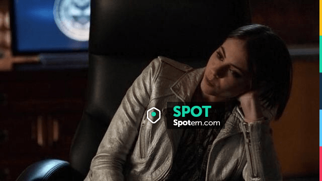 The jacket in silver color of Thea Queen (Willa Holland) on Arrow ...