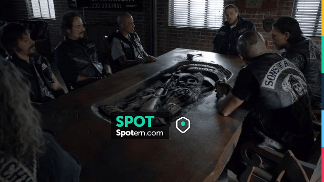 The meeting table of the "SAMCROW" in Sons of Anarchy S06E13 | Spotern