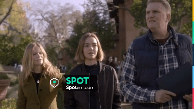 Le manteau olive J.Crew d'Elsa Gardner (Jennifer Jason Leigh) dans ...