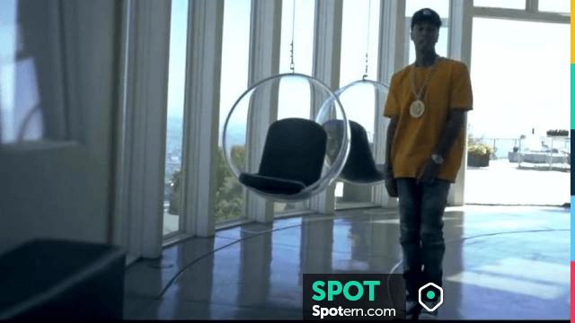 Chuck Taylor Converse All Star Hi shoes en el video musical glitta de ...