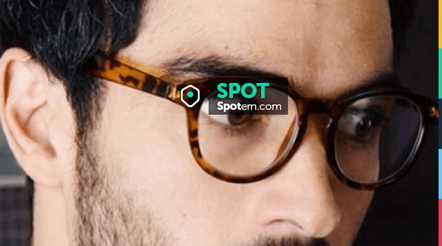 The glasses of Hernando Fuentes (Alfonso Herrera) in Sense8 S01E02 ...