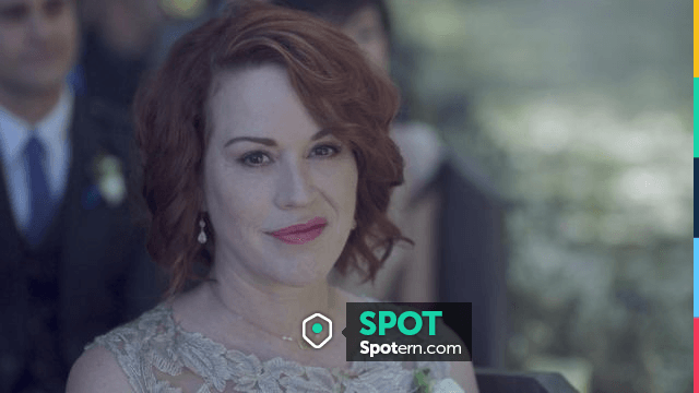 Le collier en or de Mary Andrews (Molly Ringwald) dans Riverdale S02E01 ...