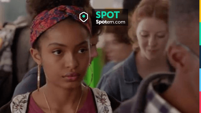 The headband Zara of Zoey Johnson (Yara Shahidi) in Grown-ish S01E01 ...