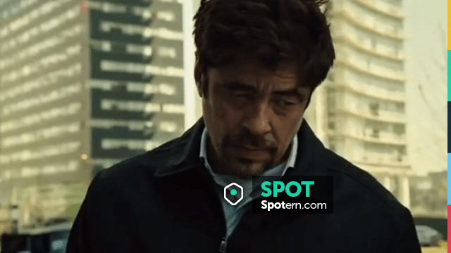 La chemise bleu clair de Alejandro Gillick (Benicio del Toro) dans ...