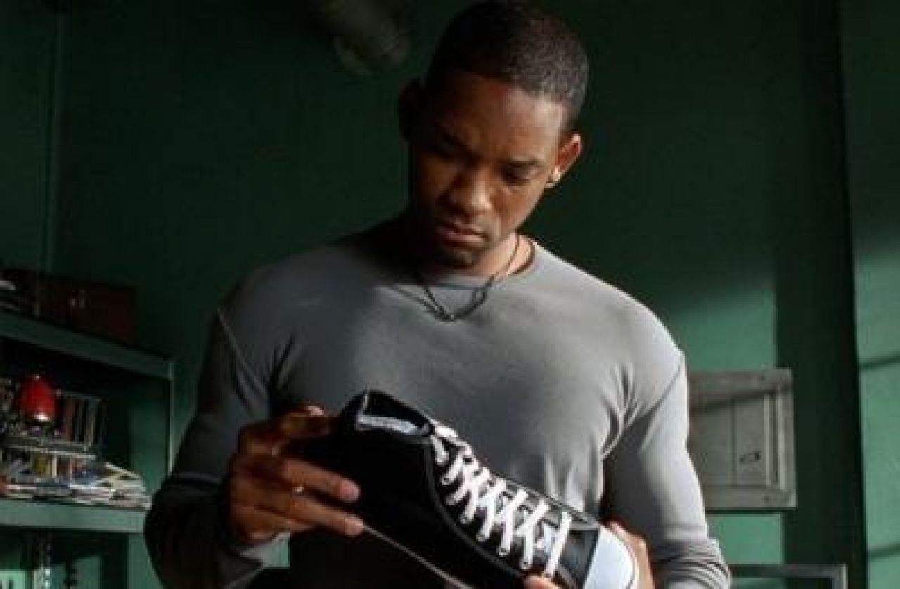 Shoes Converse of Del Spooner (Will Smith) in I,Robot | Spotern