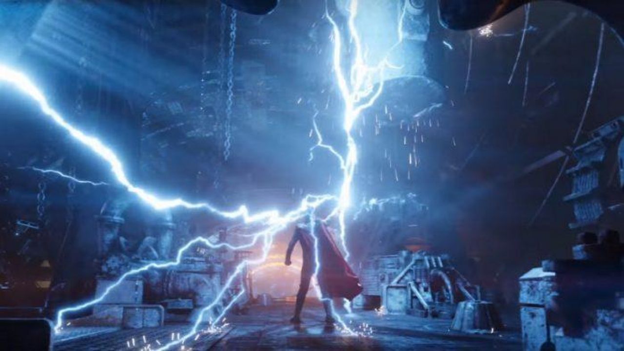 El martillo de hacha de Thor (Chris Hemsworth) en Avengers: Infinity ...