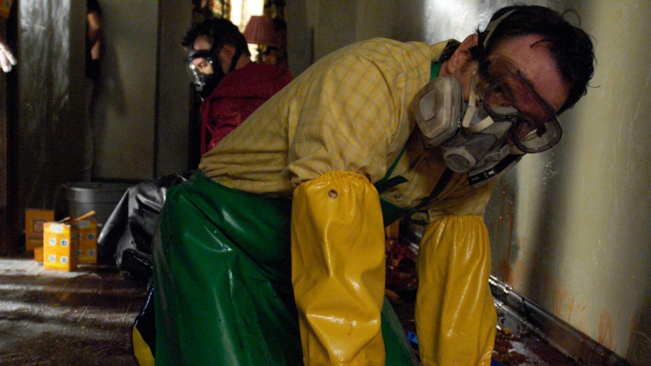 The gas mask of Walter White (Bryan Cranston) in Breaking Bad S01E03 ...