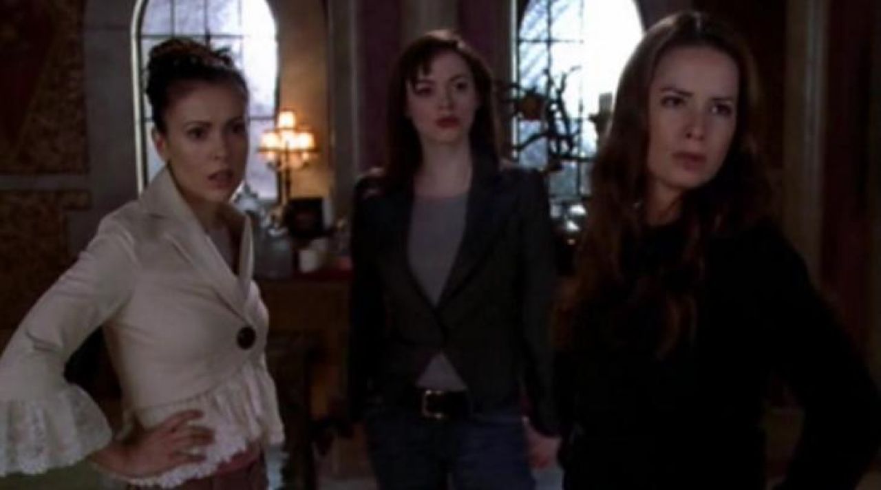 The blazer Robert Rodriguez of Phoebe Halliwell (Alyssa Milano) in ...