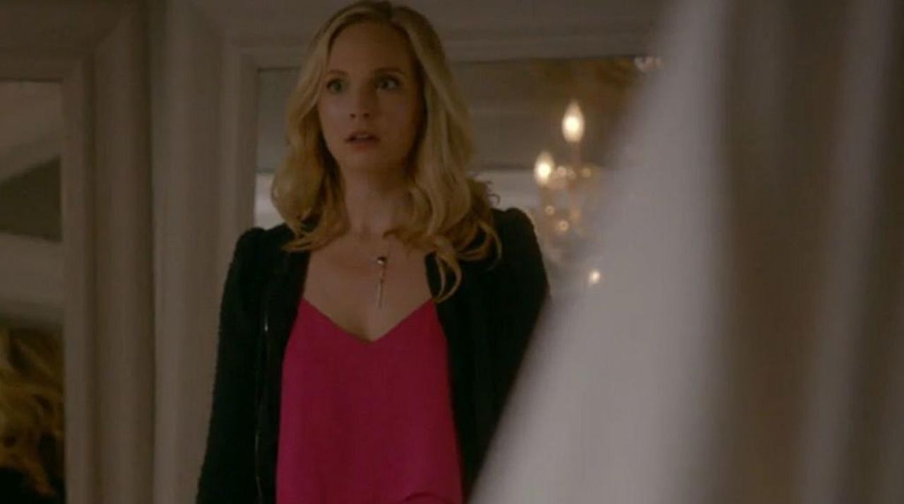 Le top rose Amanda Uprichard de Caroline Forbes (Candice King) dans The Vampire Diaries | Spotern