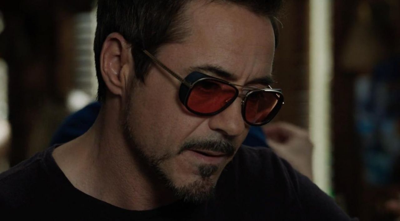 Sunglasses red of Tony Stark (Robert Downey, Jr.) in Iron Man 3 | Spotern