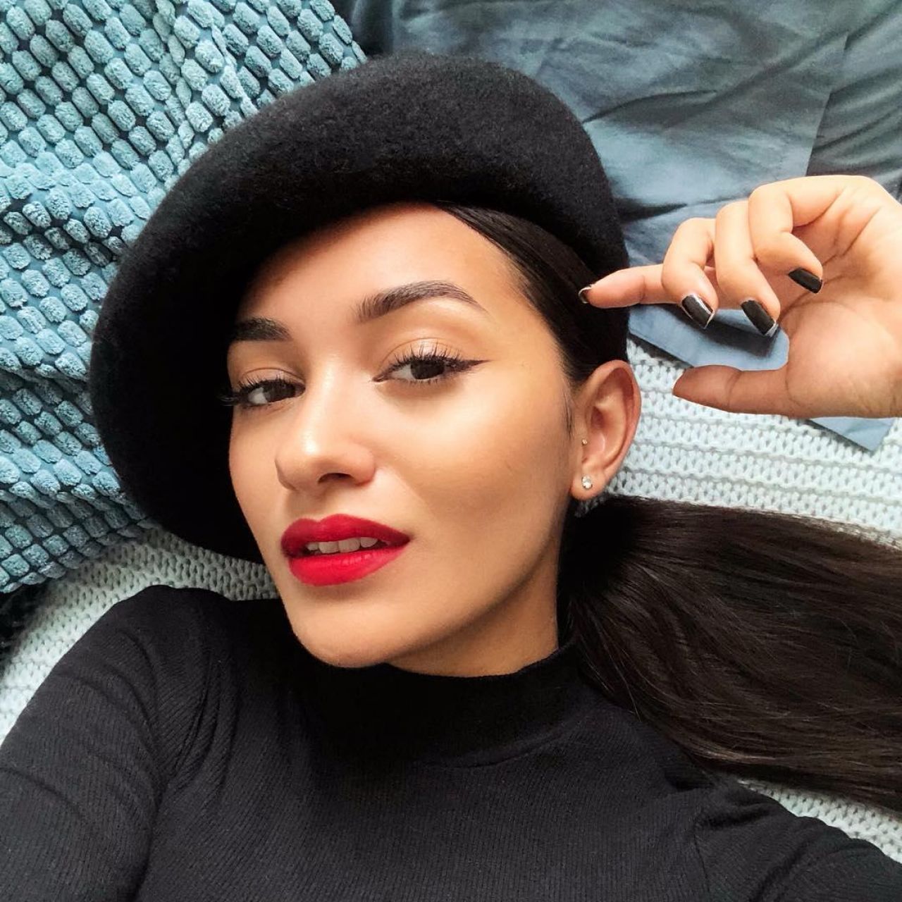 Le béret noir de Maile Akln sur son compte Instagram de @maileakln ...