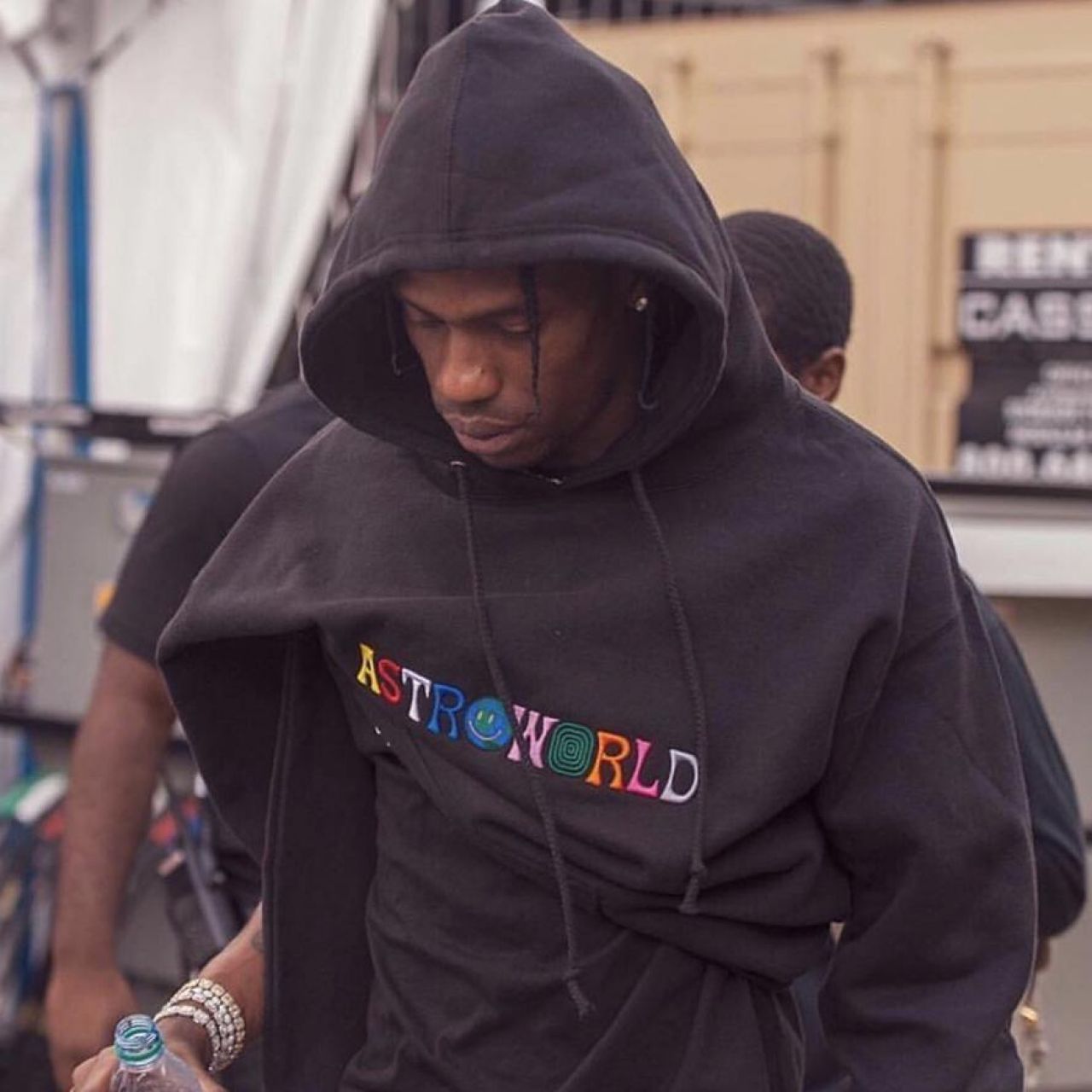 Travis Scott Astroworld noir sweat porté sur scène | Spotern