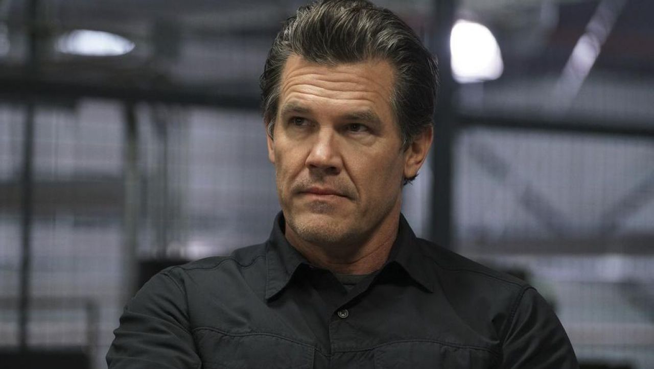 Black Long Sleeve tactical shirt worn by Matt Graver (Josh Brolin) as ...