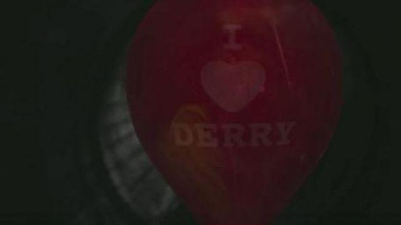 The red balloon "I Love Derry" of Pennywise (Bill Skarsgård) in It ...