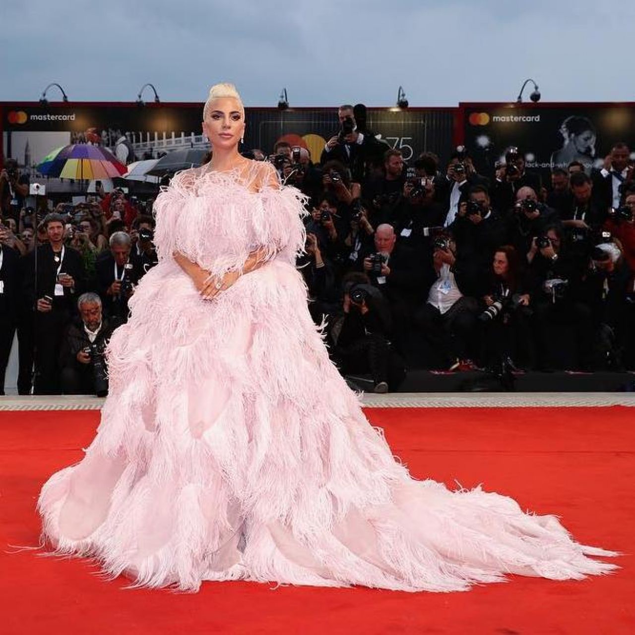 La robe rose à plumes Flamingo Valentino de Lady Gaga sur le tapis ...