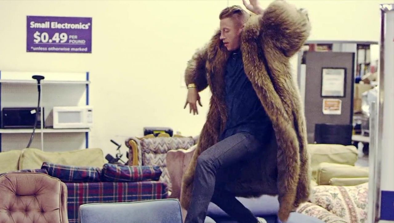 Coat Fur Macklemore in MACKLEMORE & RYAN LEWIS - THRIFT SHOP FEAT. WANZ ...