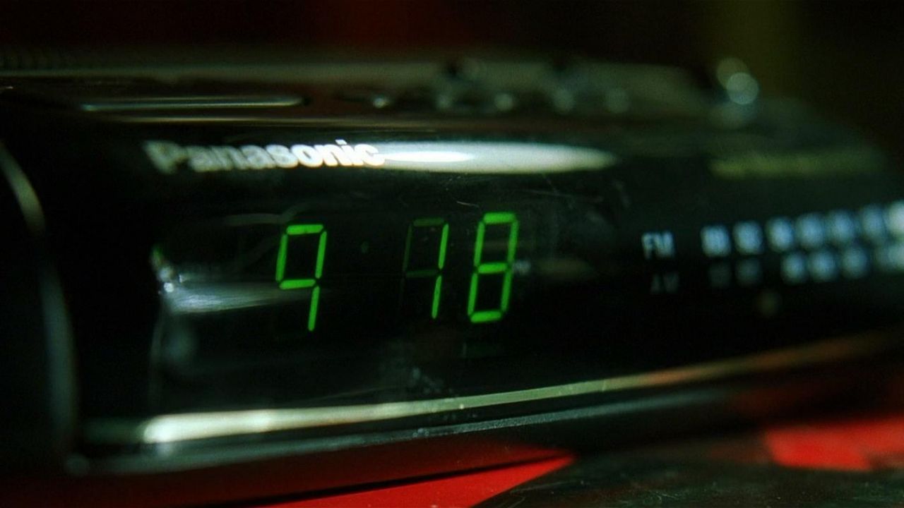 Panasonic Alarm Clock used by Neo (Keanu Reeves) in The Matrix | Spotern