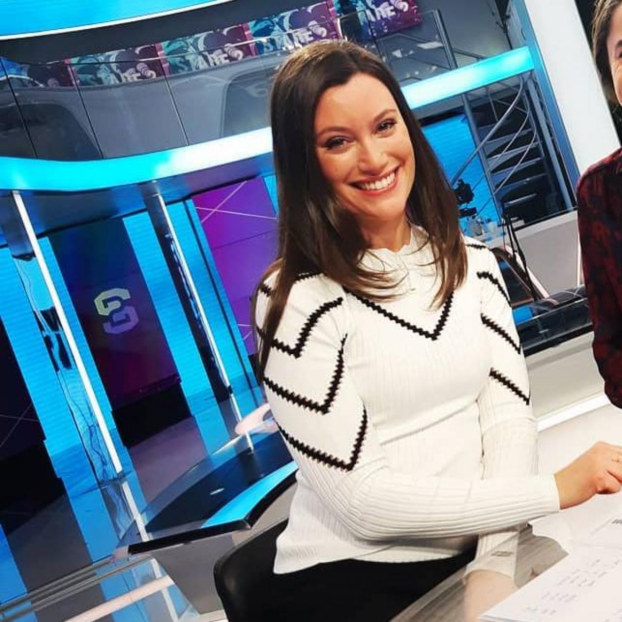 Le Pull en maille pointelle à chevrons de Flore Maréchal sur le compte ...