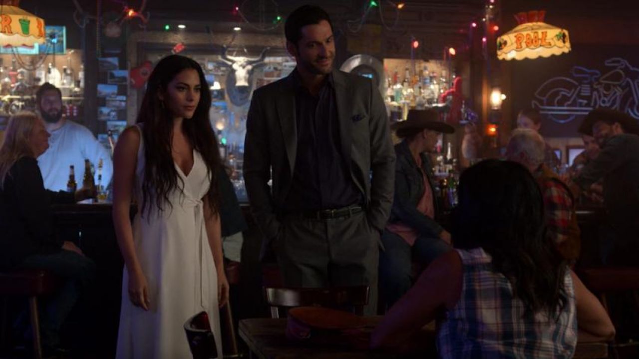 The white dress of Eve (Inbar Lavi) in Lucifer (S04E04) | Spotern