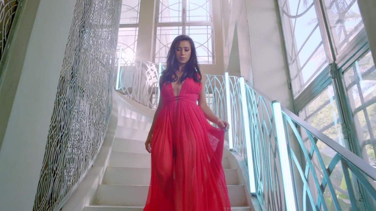 The long dress in red in the clip Hola Señorita (Maria) of Maluma and ...