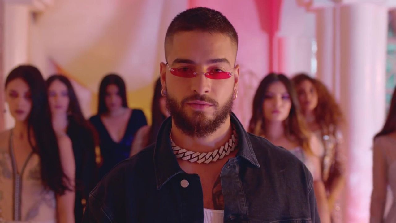 Fine sunglasses red Maluma in her video clip Hola Señorita (Maria) with ...