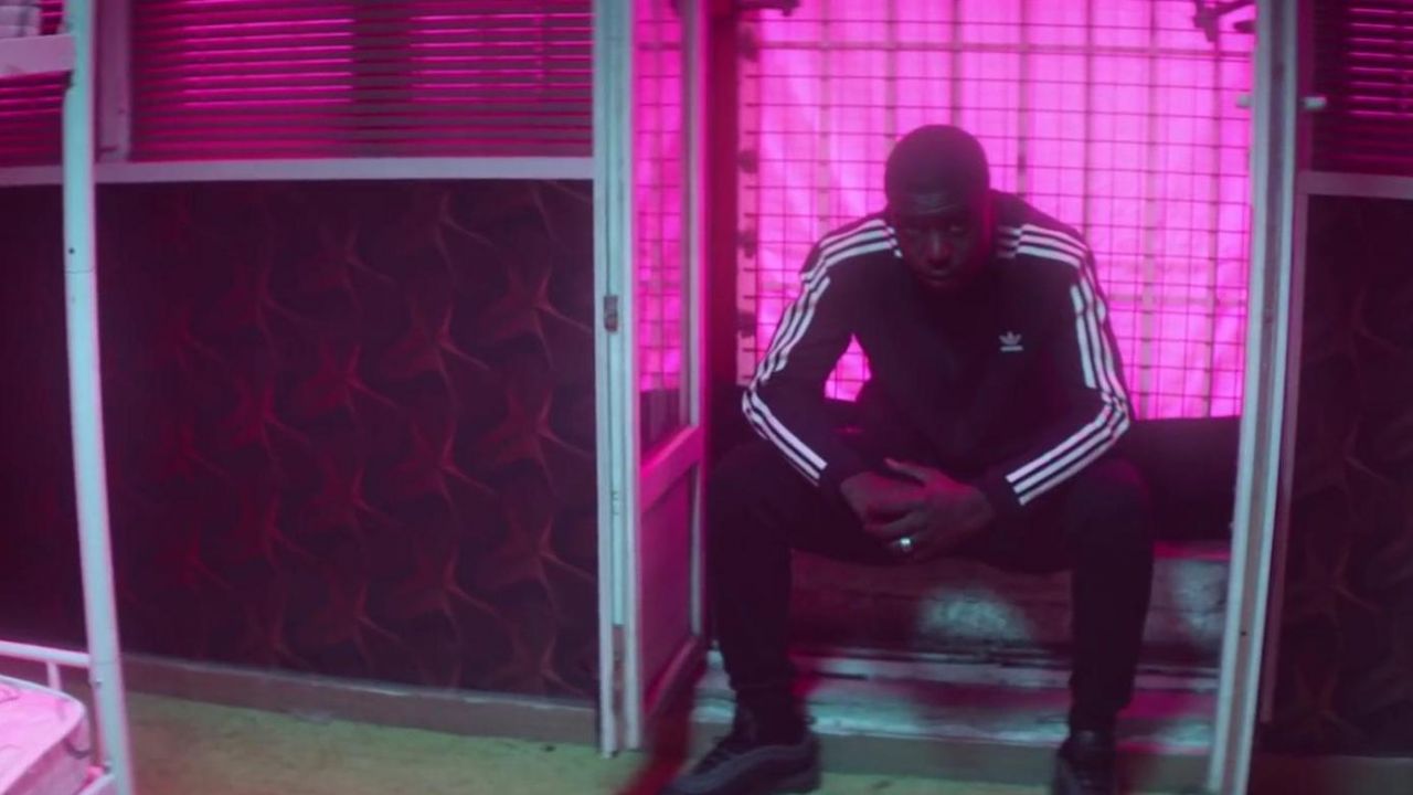 La veste zippée à col Adidas de Ninho dans son clip Maman ne le sait ...