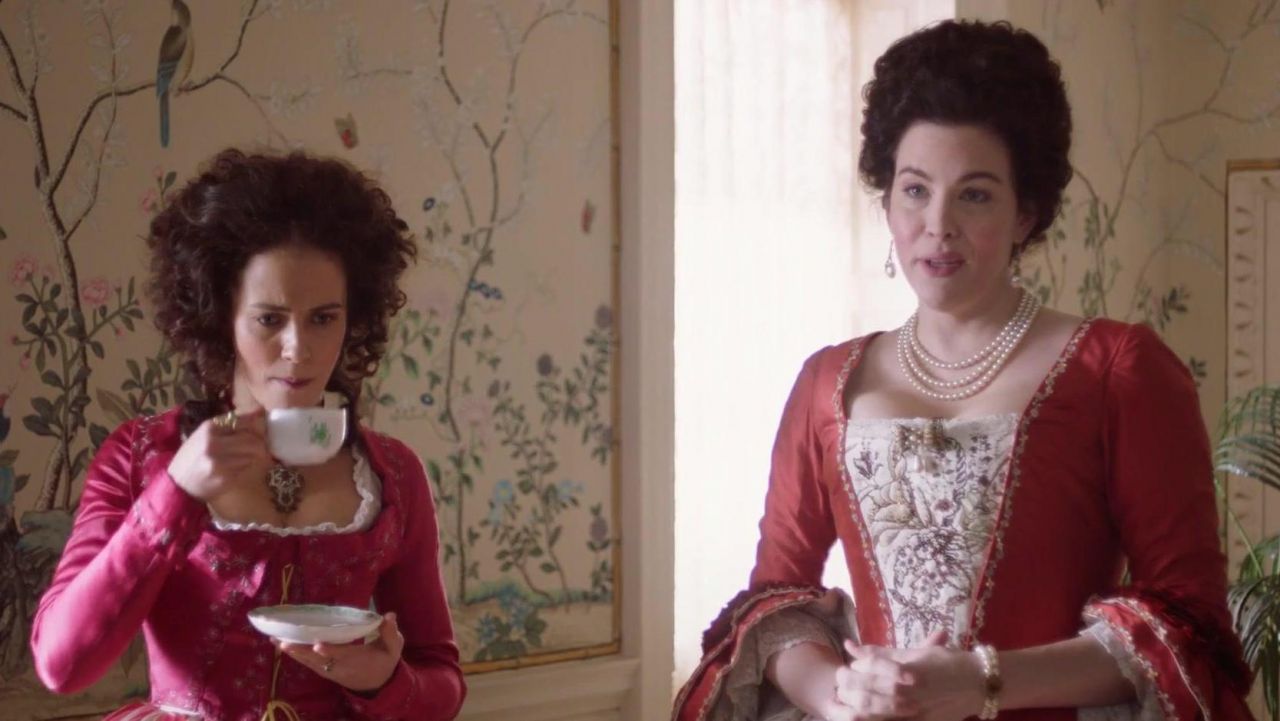 The pearl necklace of the Lady Isabella Fitzwilliam (Liv Tyler) in ...